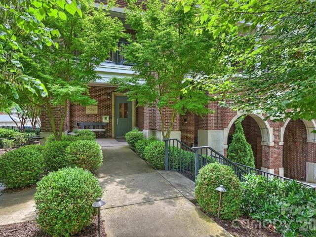2251 Selwyn Avenue # 102
