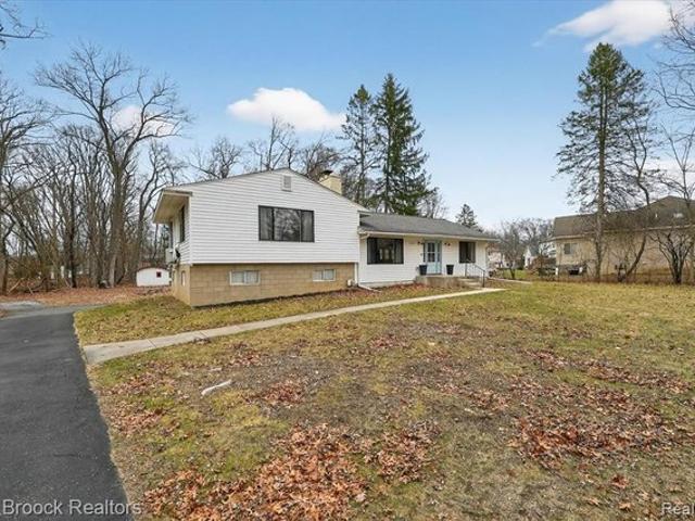 22525 Riverdale Dr, Southfield, MI 48033