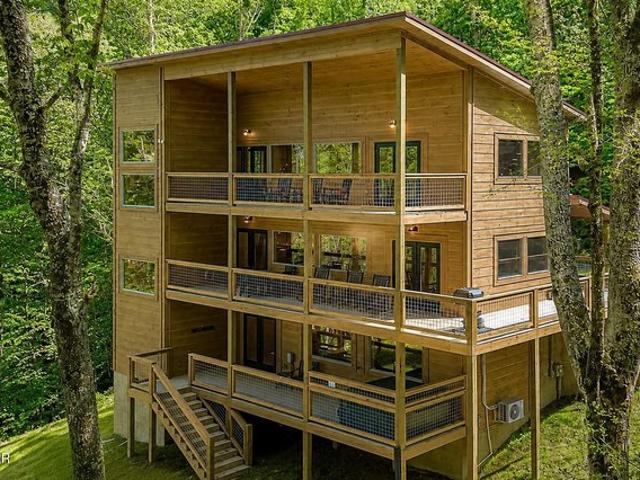 2252 Misty Shadows Dr, Sevierville, TN 37862