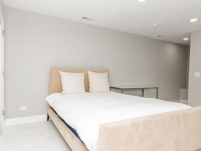 2252 N Clark St Studio Apartment for Rent at 2252 N Clark St, Chicago, IL 60614 Lincoln Park