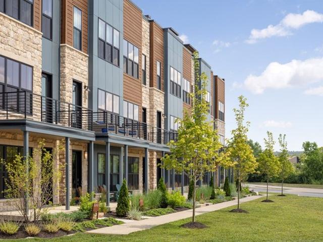 2252 Quarry Trails Dr, Columbus, OH 43228