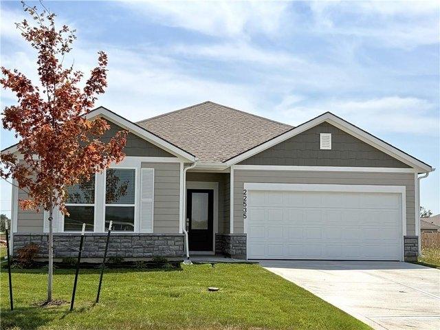 22535 W 214th St, Spring Hill, KS 66083