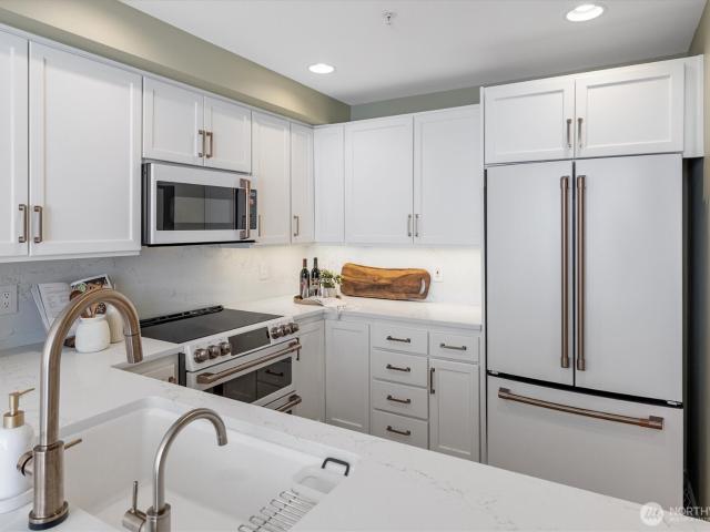 225 4th Avenue # B401