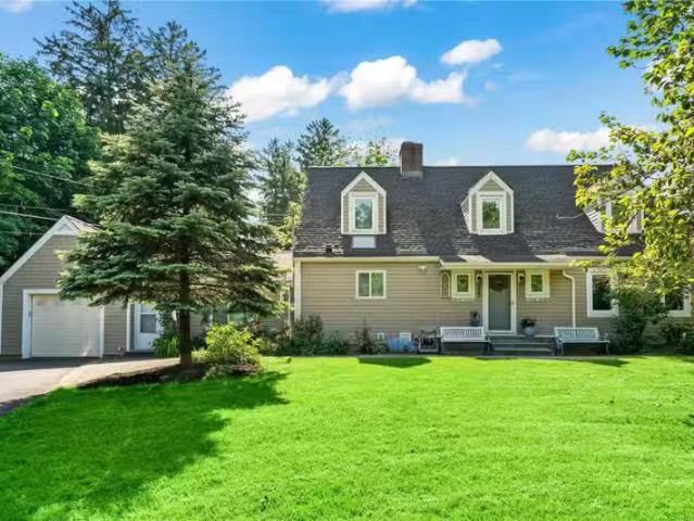 225 5TH AVE, HUNTINGTON STATION, NY 11746 Single Family Reside.