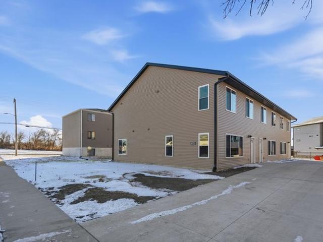 225 Clymer Rd, Hiawatha, IA 52233