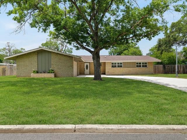 225 Cloudmont Dr, Windcrest, TX 78239