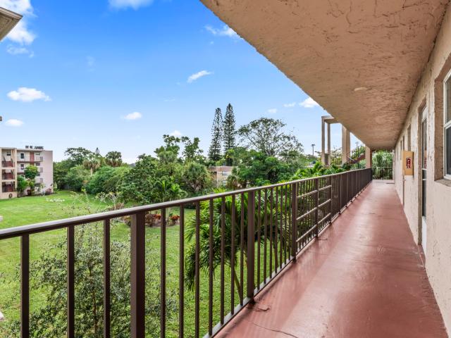 225 Bonnie Blvd, Unit 302, Palm Springs, FL 33461 | MLS #R11152
