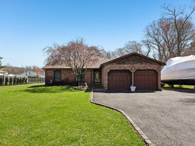 225 Bayview Ave, East Islip, NY 11730