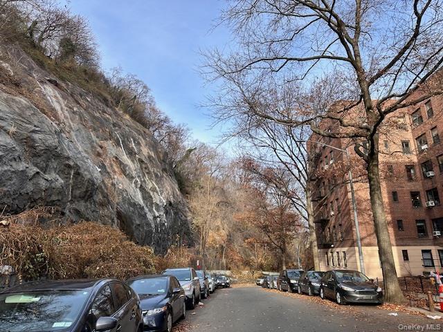225 Bennett Avenue, Unit 2R
