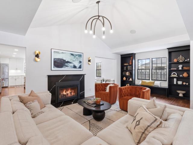 225 Broadway Avenue N