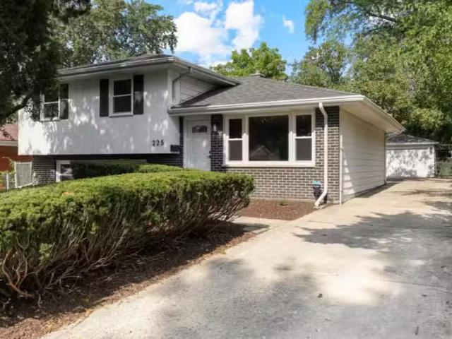 225 Broker Ave, Itasca, IL 60143 MLS 12199820