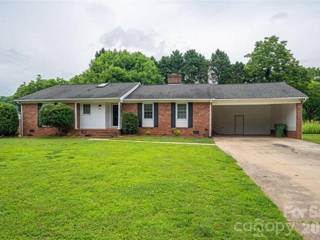 225 Dogwood Dr, Mount Holly, NC 28120