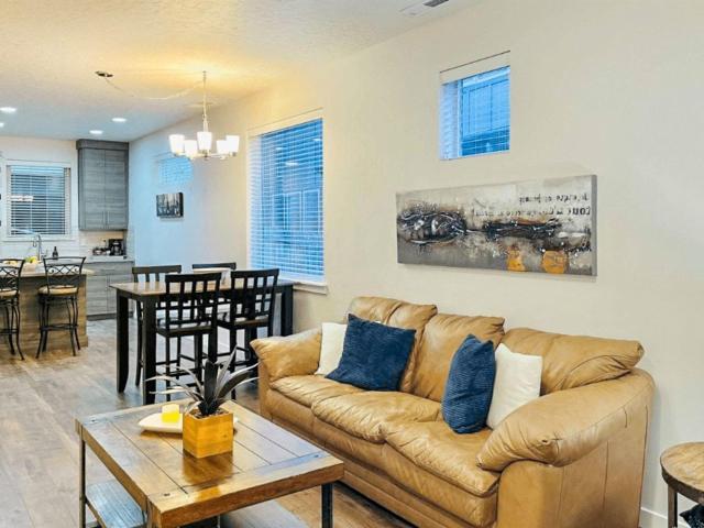 225 E 36th Street