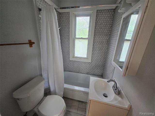225 E Oakridge Street #2