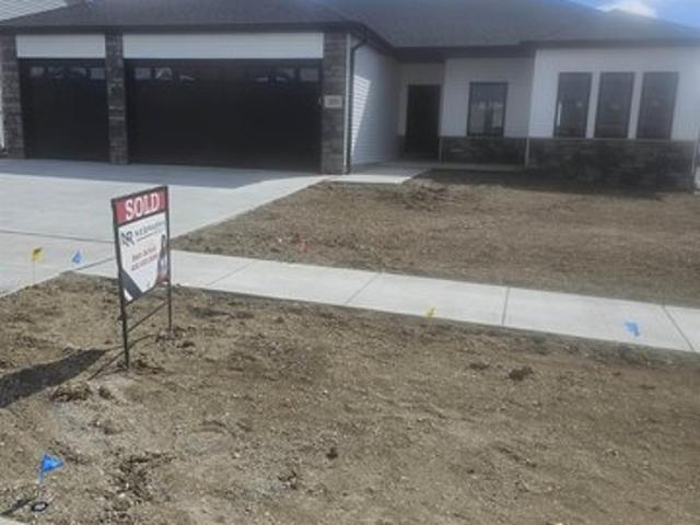 225 Kristi Ln, Hickman, NE 68372