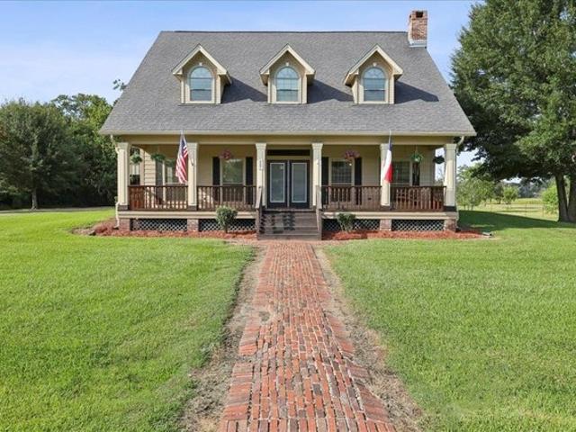 225 Loch Lomond Rd, Bridge City, TX 77611
