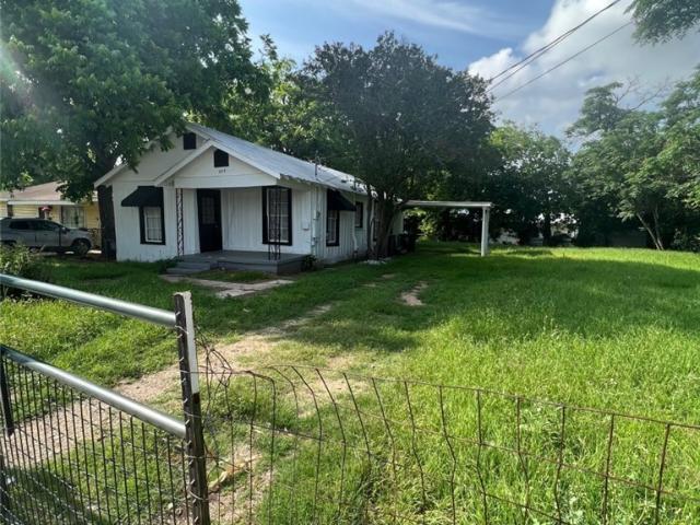 225 Lamar St, Luling, TX 78648 | MLS #605794 | Compass