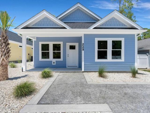 225 NE 75th St, Oak Island, NC 28465