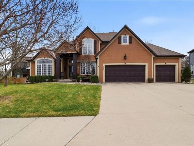 225 NE Misty Meadow Dr, Lee's Summit, MO 64064