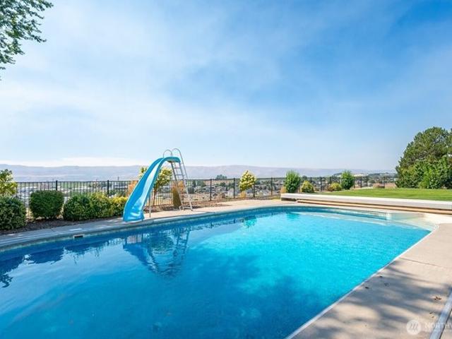 225 NE Widmer Dr, Royal City, WA 99357