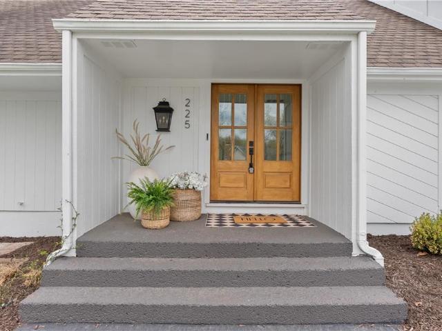 225 NW Hickory Street