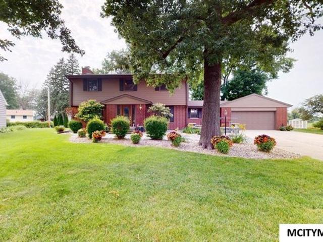 225 Parkridge Dr, Mason City, IA 50401
