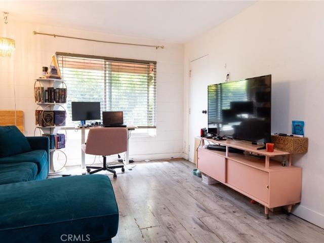 225 W 6th 405