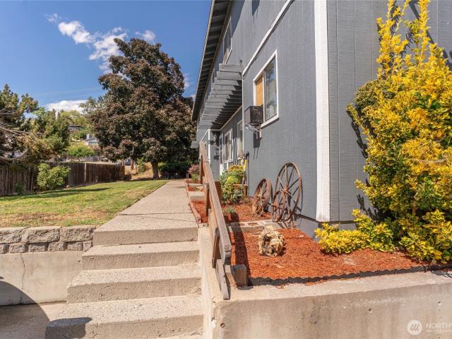 225 W Highland Avenue