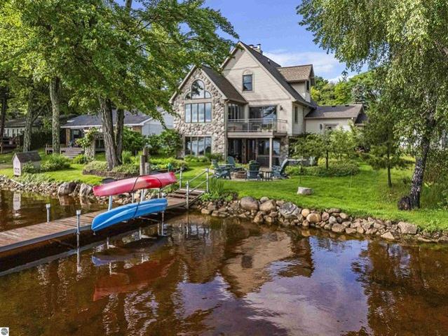 225 W Lake Dr, Cadillac, MI 49601