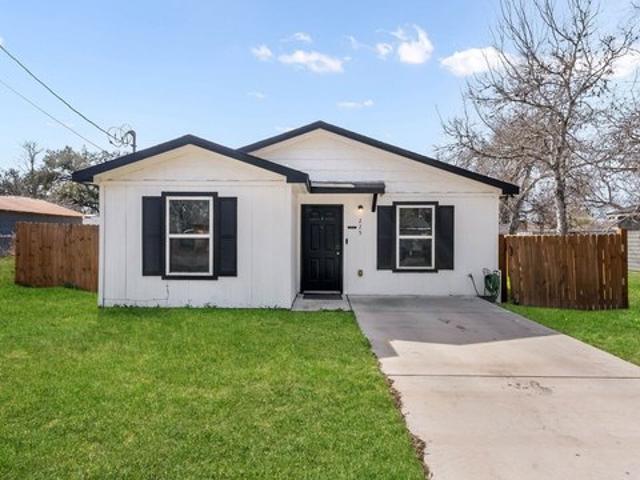 225 Virginia St, Pleasanton, TX 78064