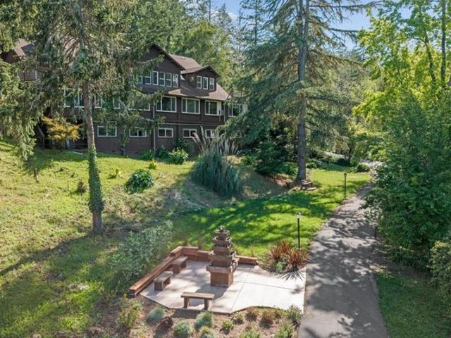 2264 Green Hill Rd, Sebastopol, CA 95472