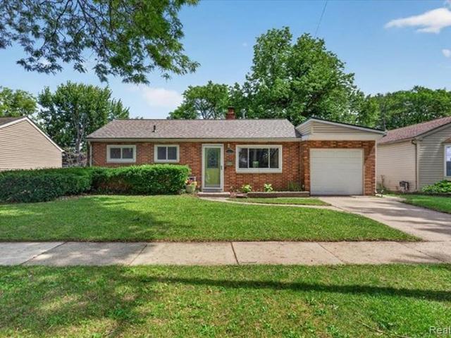 22611 Detour St, Saint Clair Shores, MI 48082