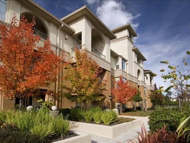 $2261 / 1br 651ft² Living the Life!