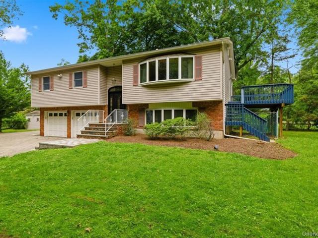 226 Ehrhardt Rd, Pearl River, NY 10965