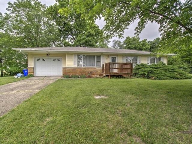 226 Hickorywood Dr, Decatur, IL 62526