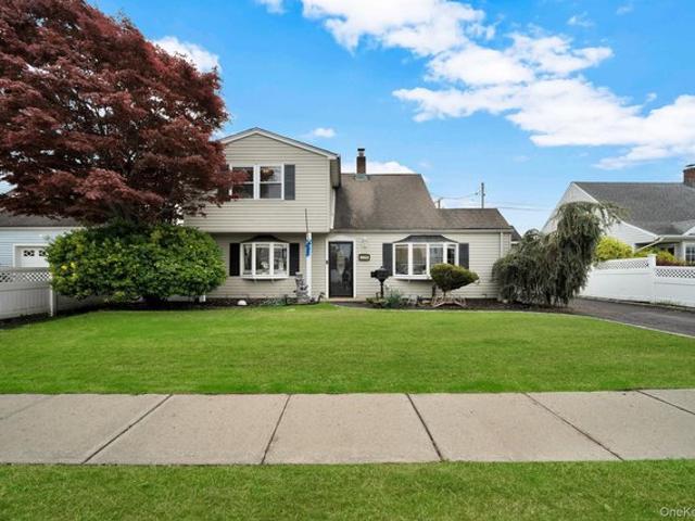 226 Old Farm Rd, Levittown, NY 11756