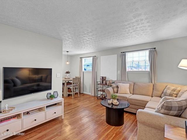 226 Middletown Sq, Louisville, KY 40243