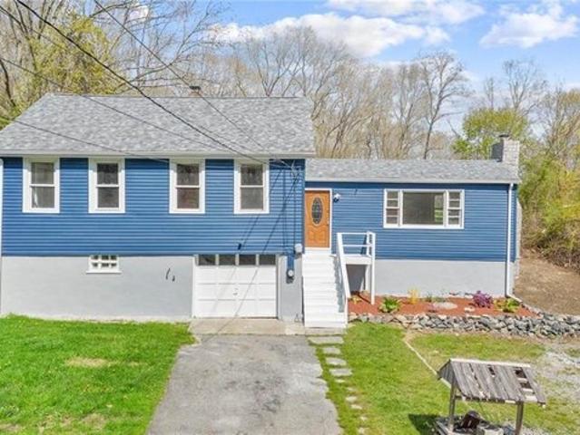 226 Pumpkin Hill Rd, Groton, CT 06355
