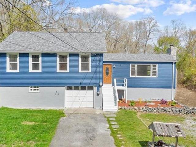226 Pumpkin Hill Rd, Groton, CT 06355