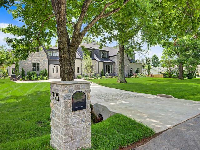 226 Williamsburg Cir