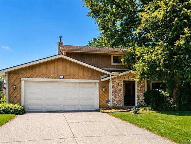 22783 Shadowglen Dr, Farmington Hills, MI 48335