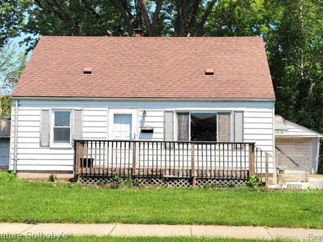 22703 Ridgeway St, Saint Clair Shores, MI 48080