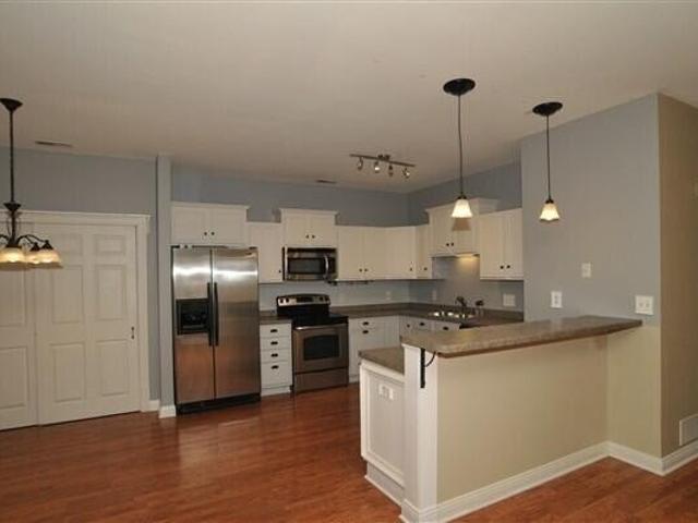 2270 W Vista Bella Dr Unit 102, Oak Creek, WI 53154