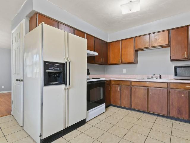 2271 2277 East Laurel 4 Plex 2 Bedroom Apartment for Rent at 2271 East Laurel Street, Springfield, IL 62703