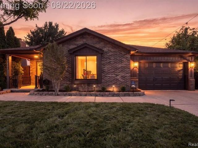 22733 Ridgeway St, Saint Clair Shores, MI 48080