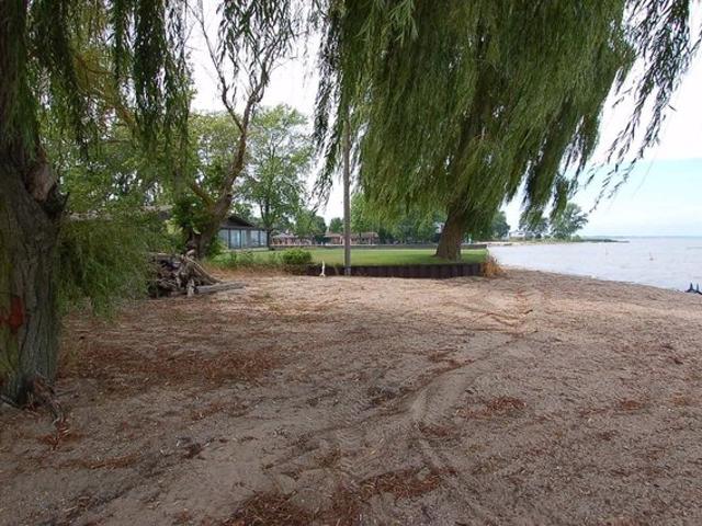 227 Bayside Park Dr, Bay City, MI 48706