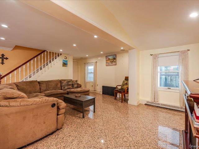 227 Doughty Boulevard