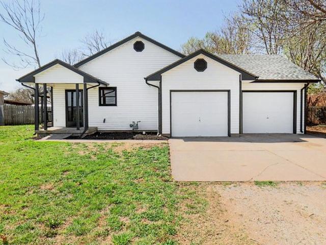 227 N Pratt St, Mount Hope, KS 67108