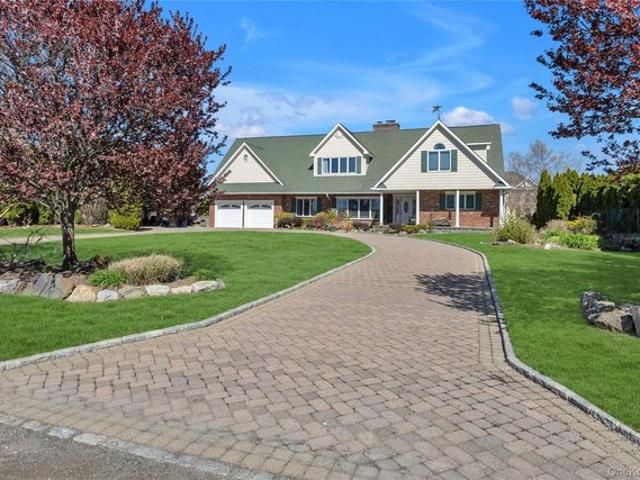227 W Islip Rd, West Islip, NY 11795