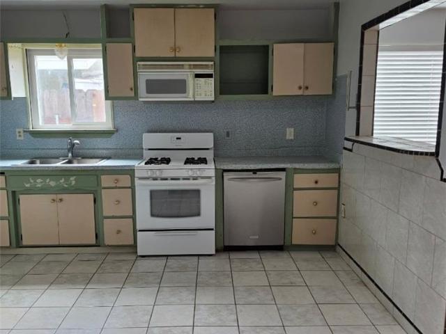 2285 La Verne